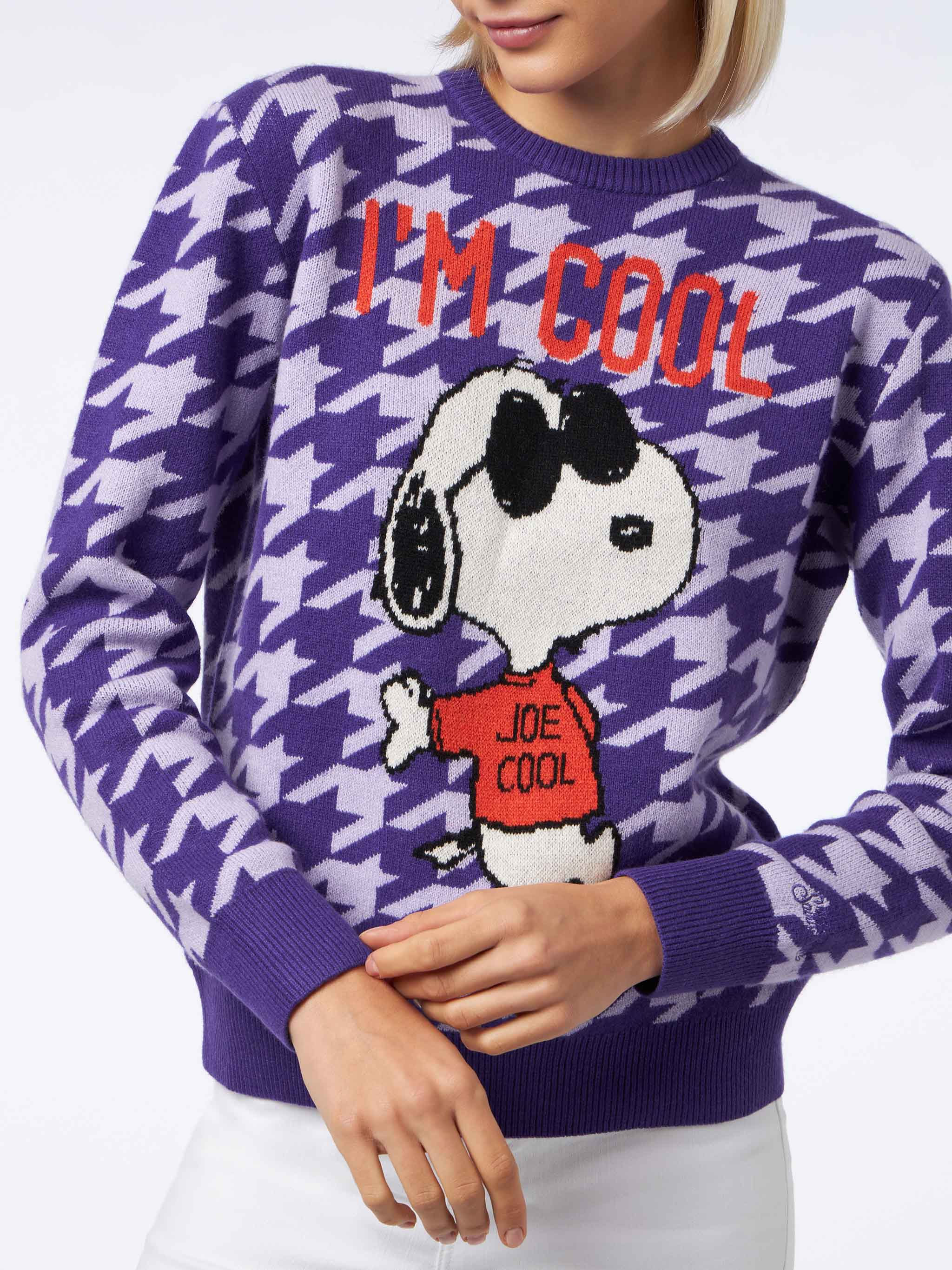 Woman crewneck pied de poule sweater with Snoopy print | SNOOPY PEANUT ...
