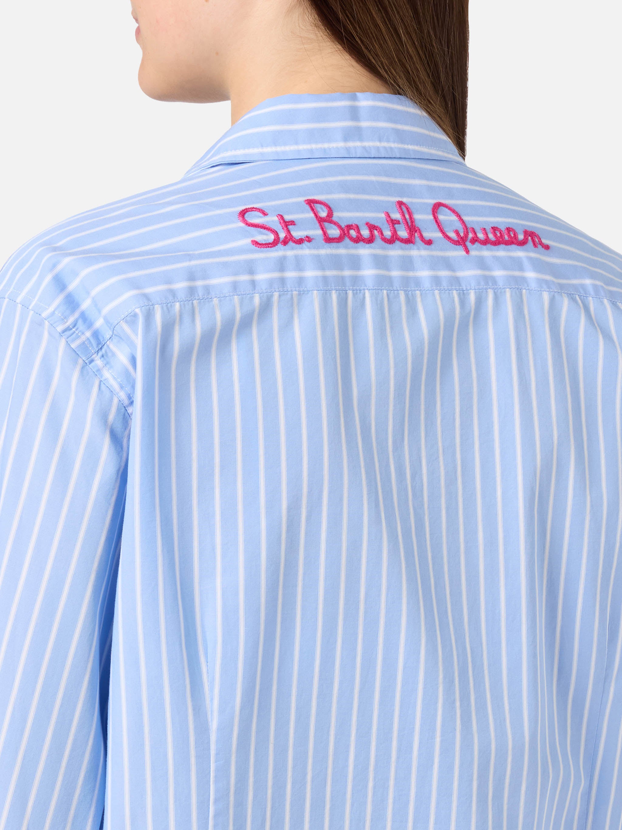 Camicia Meredith in cotone a righe azzurre con ricamo St. Barth Queen ...